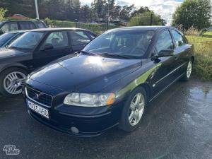 Black Volvo S60 2004 in Vilnius, with an engine capacity of 2.40 L and mileage of 261 thousand km for 1100 €, photo 3 on AUTOMOTO.COM.LV