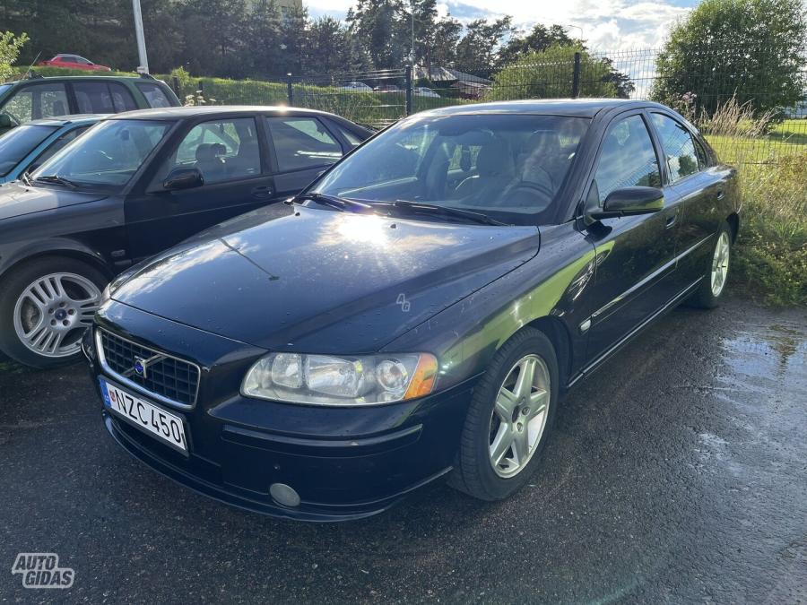 Black Volvo S60 2004 in Vilnius, with an engine capacity of 2.40 L and mileage of 261 thousand km for 1100 €, photo 3 on AUTOMOTO.COM.LV