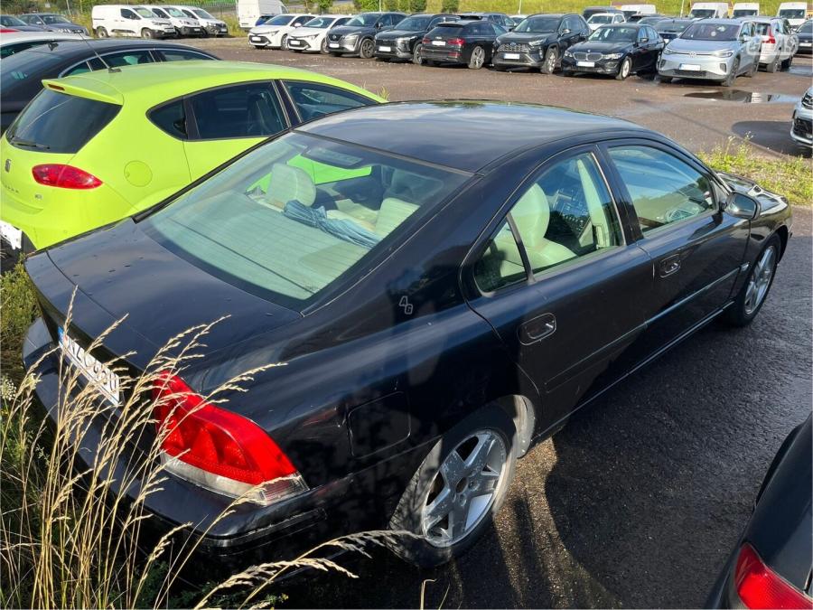 Black Volvo S60 2004 in Vilnius, with an engine capacity of 2.40 L and mileage of 261 thousand km for 1100 €, photo 4 on AUTOMOTO.COM.LV