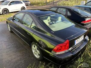 Black Volvo S60 2004 in Vilnius, with an engine capacity of 2.40 L and mileage of 261 thousand km for 1100 €, photo 5 on AUTOMOTO.COM.LV
