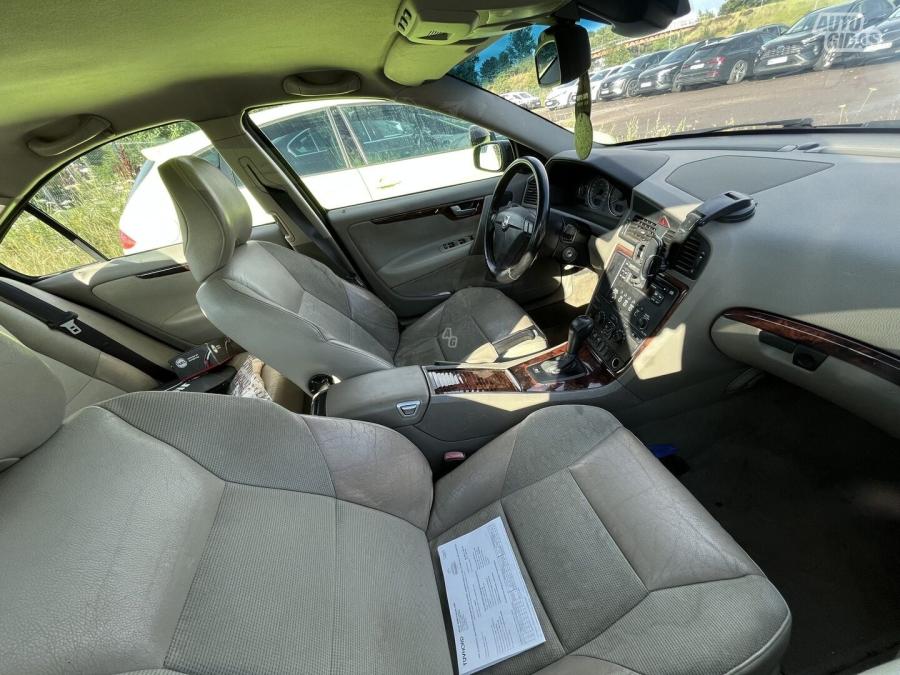Black Volvo S60 2004 in Vilnius, with an engine capacity of 2.40 L and mileage of 261 thousand km for 1100 €, photo 6 on AUTOMOTO.COM.LV