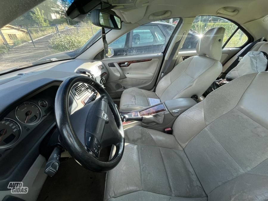 Black Volvo S60 2004 in Vilnius, with an engine capacity of 2.40 L and mileage of 261 thousand km for 1100 €, photo 7 on AUTOMOTO.COM.LV