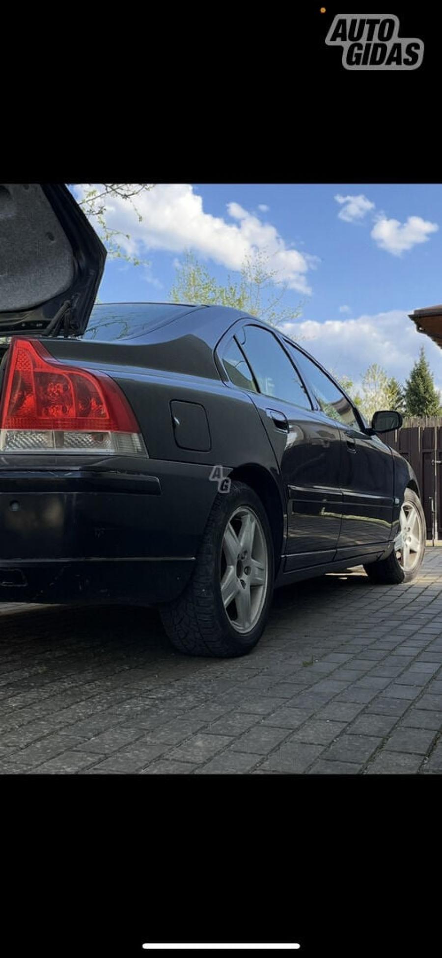 Black Volvo S60 2004 in Vilnius, with an engine capacity of 2.40 L and mileage of 261 thousand km for 1100 €, photo 14 on AUTOMOTO.COM.LV