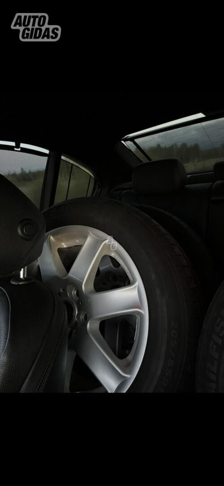 Black Volvo S60 2004 in Vilnius, with an engine capacity of 2.40 L and mileage of 261 thousand km for 1100 €, photo 16 on AUTOMOTO.COM.LV