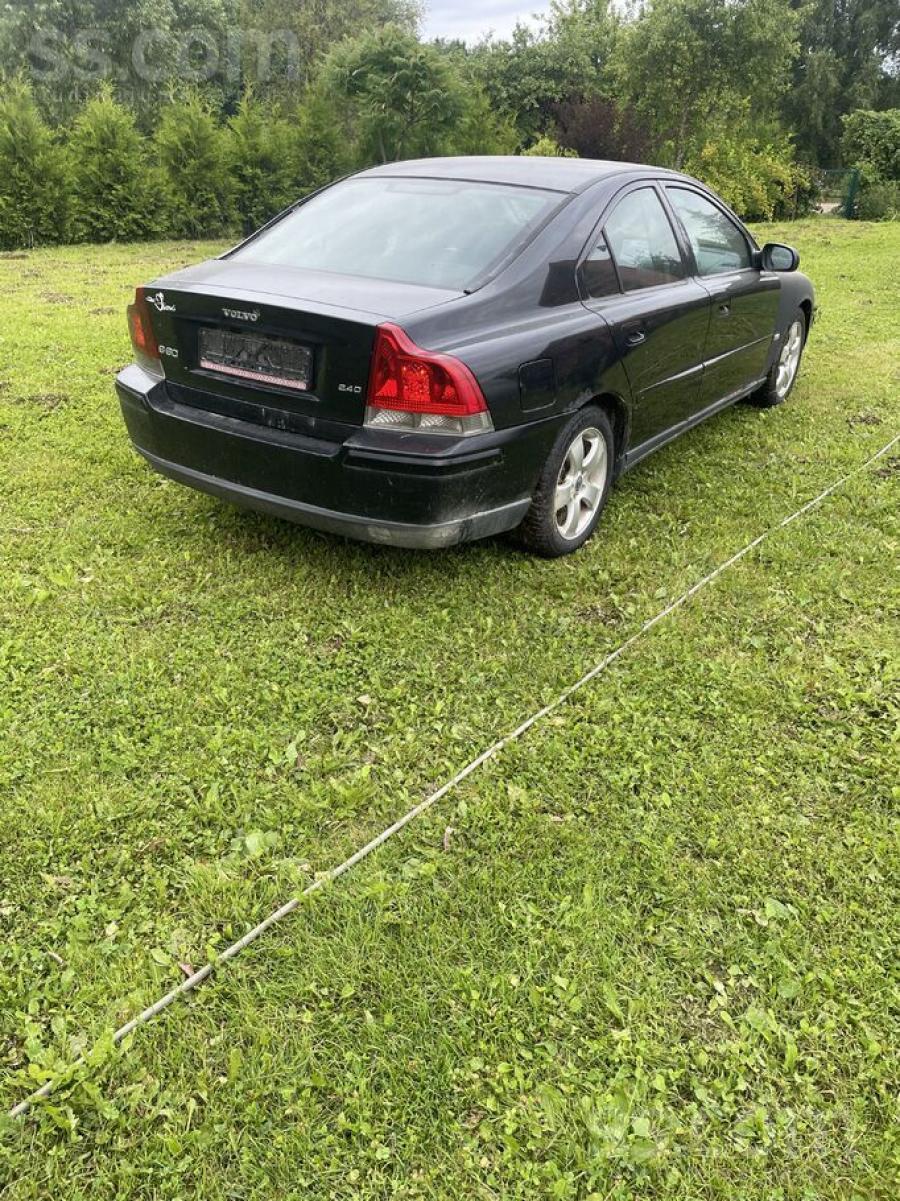 Black Volvo S60 2004 in Kraslava, with an engine capacity of 2.40 L and mileage of 335 thousand km for 440 €, photo 4 on AUTOMOTO.COM.LV
