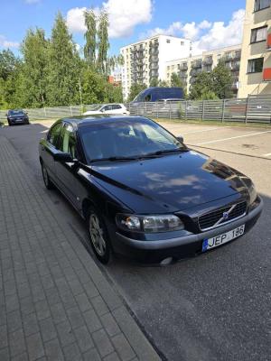 Melns Volvo S60 2004 Viļņa, ar dzinēja tilpumu 2.40 L un nobraukumu 330 tūkst. km par 1500 €, foto  vietnē AUTOMOTO.COM.LV