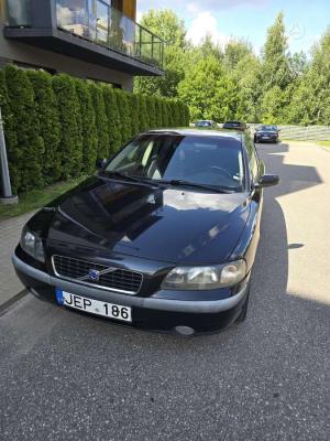 Melns Volvo S60 2004 Viļņa, ar dzinēja tilpumu 2.40 L un nobraukumu 330 tūkst. km par 1500 €, foto 3 vietnē AUTOMOTO.COM.LV