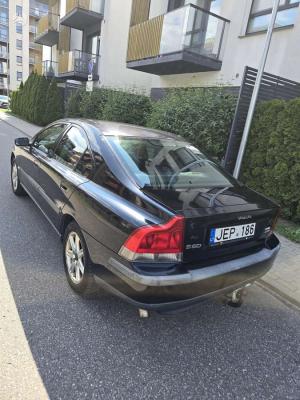 Melns Volvo S60 2004 Viļņa, ar dzinēja tilpumu 2.40 L un nobraukumu 330 tūkst. km par 1500 €, foto 4 vietnē AUTOMOTO.COM.LV