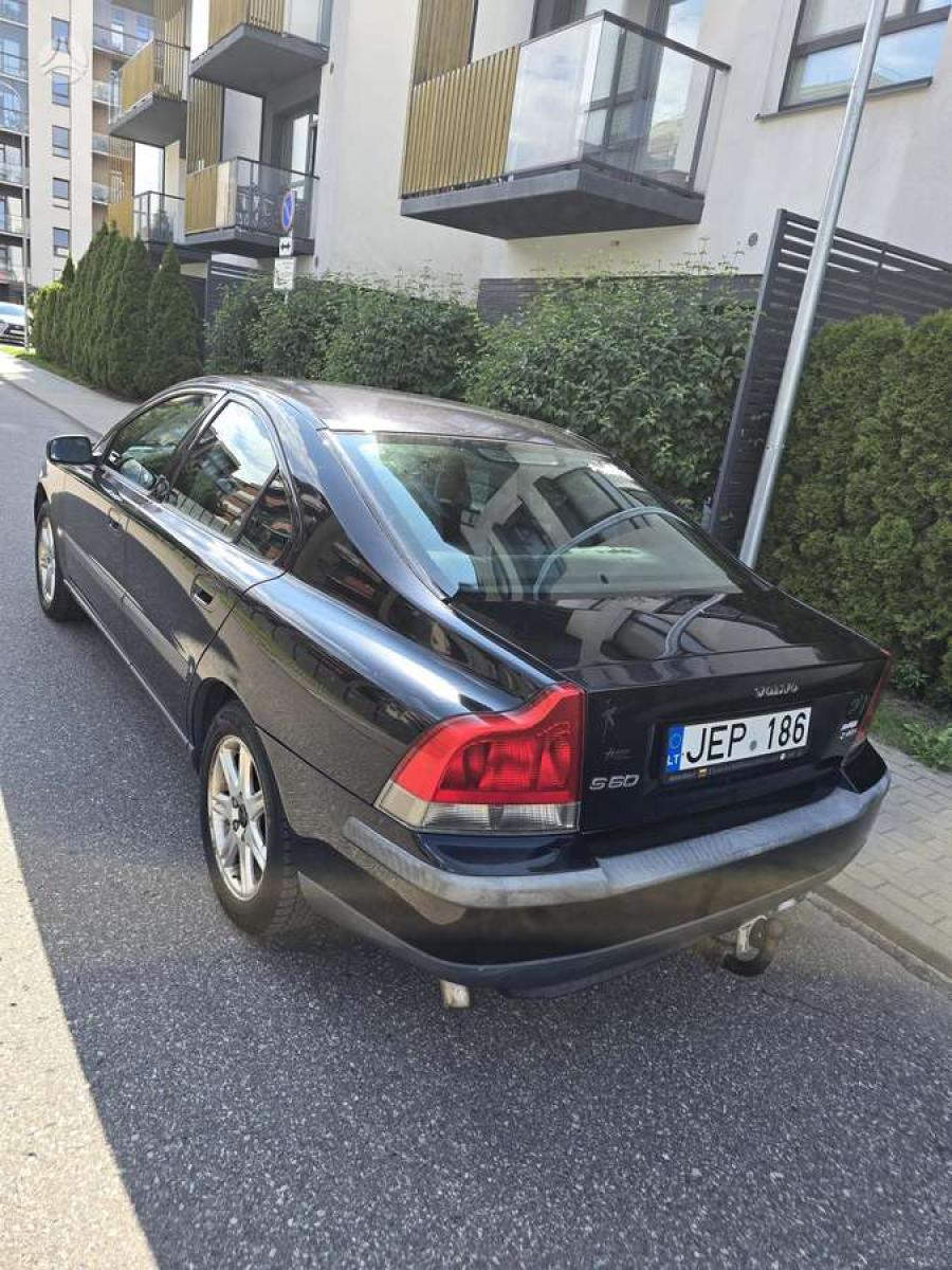 Melns Volvo S60 2004 Viļņa, ar dzinēja tilpumu 2.40 L un nobraukumu 330 tūkst. km par 1500 €, foto 4 vietnē AUTOMOTO.COM.LV