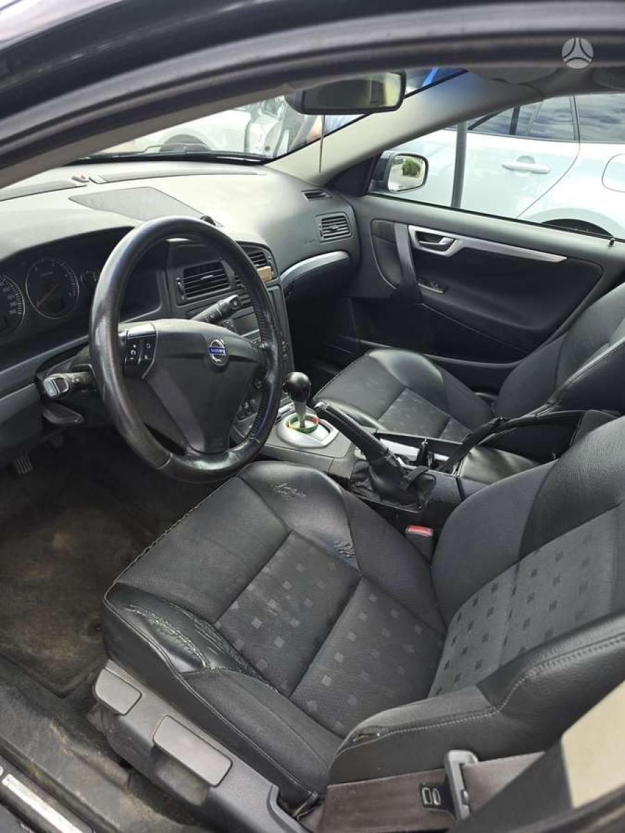 Melns Volvo S60 2004 Viļņa, ar dzinēja tilpumu 2.40 L un nobraukumu 330 tūkst. km par 1500 €, foto 8 vietnē AUTOMOTO.COM.LV