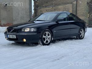 Melns Volvo S60 2004 Rīga, ar dzinēja tilpumu 2.40 L un nobraukumu 350 tūkst. km par 1900 €, foto  vietnē AUTOMOTO.COM.LV