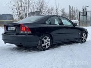 Melns Volvo S60 2004 Rīga, ar dzinēja tilpumu 2.40 L un nobraukumu 350 tūkst. km par 1900 €, foto 4 vietnē AUTOMOTO.COM.LV