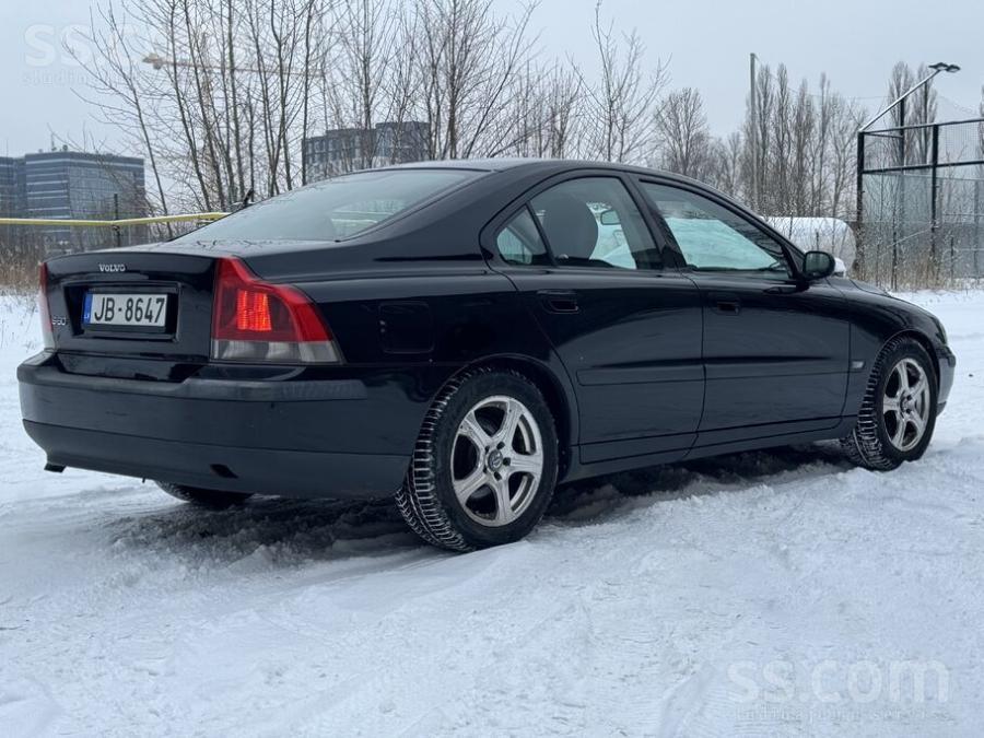 Melns Volvo S60 2004 Rīga, ar dzinēja tilpumu 2.40 L un nobraukumu 350 tūkst. km par 1900 €, foto 4 vietnē AUTOMOTO.COM.LV