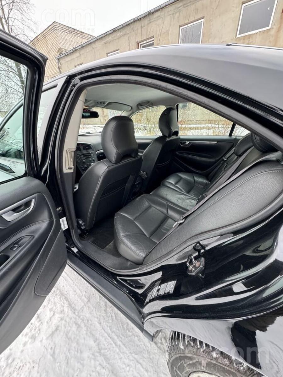 Melns Volvo S60 2004 Rīga, ar dzinēja tilpumu 2.40 L un nobraukumu 350 tūkst. km par 1900 €, foto 11 vietnē AUTOMOTO.COM.LV