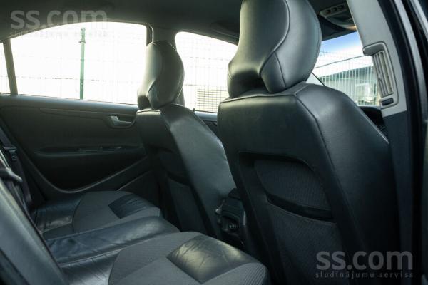 Melns Volvo S60 2004 Jelgava, ar dzinēja tilpumu 2.40 L un nobraukumu 393 tūkst. km par 1890 €, foto 10 vietnē AUTOMOTO.COM.LV