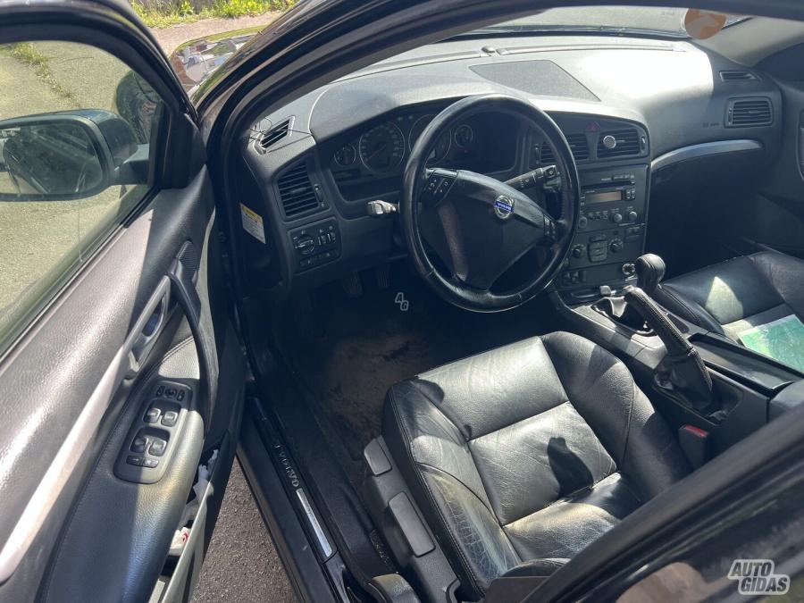 Black Volvo S60 2004 in Siauliai, with an engine capacity of 2.40 L and mileage of 0 thousand km for 799 €, photo 12 on AUTOMOTO.COM.LV