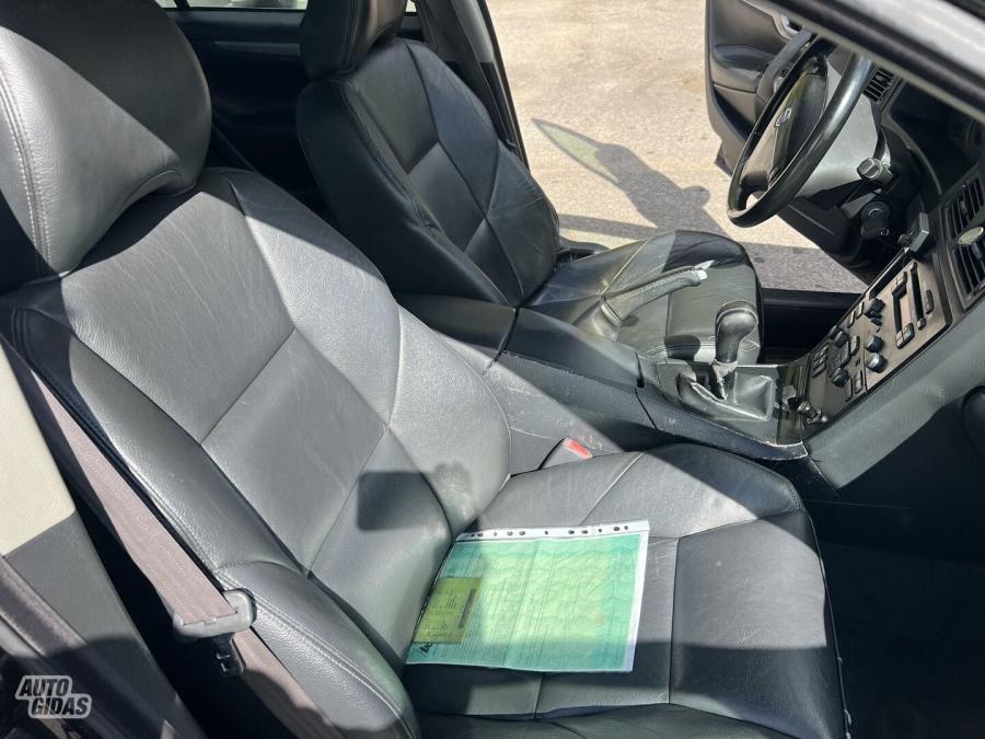 Black Volvo S60 2004 in Siauliai, with an engine capacity of 2.40 L and mileage of 0 thousand km for 799 €, photo 17 on AUTOMOTO.COM.LV