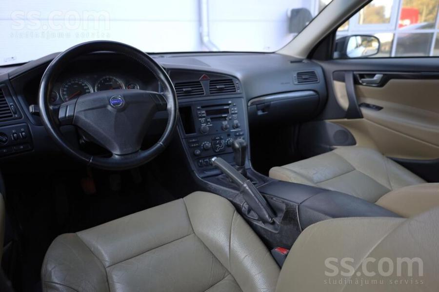 Black Volvo S60 2004 in Riga, with an engine capacity of 2.40 L and mileage of 290 thousand km for 1495 €, photo 8 on AUTOMOTO.COM.LV