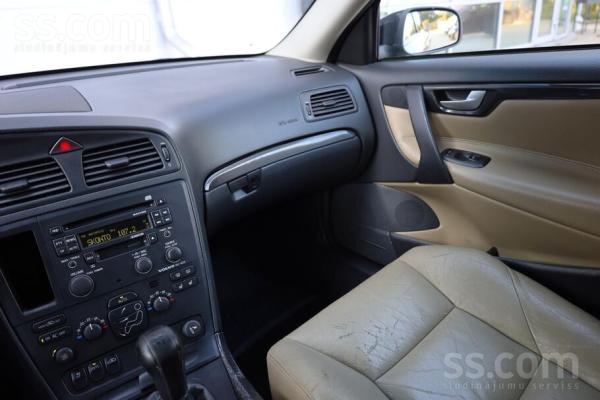 Black Volvo S60 2004 in Riga, with an engine capacity of 2.40 L and mileage of 290 thousand km for 1495 €, photo 9 on AUTOMOTO.COM.LV