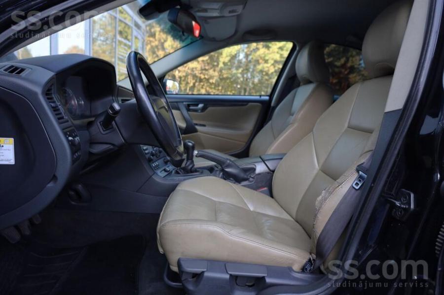 Black Volvo S60 2004 in Riga, with an engine capacity of 2.40 L and mileage of 290 thousand km for 1495 €, photo 10 on AUTOMOTO.COM.LV