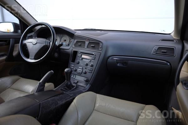 Black Volvo S60 2004 in Riga, with an engine capacity of 2.40 L and mileage of 290 thousand km for 1495 €, photo 11 on AUTOMOTO.COM.LV