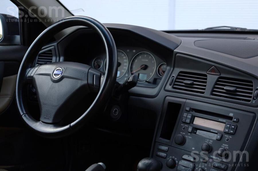Black Volvo S60 2004 in Riga, with an engine capacity of 2.40 L and mileage of 290 thousand km for 1495 €, photo 12 on AUTOMOTO.COM.LV