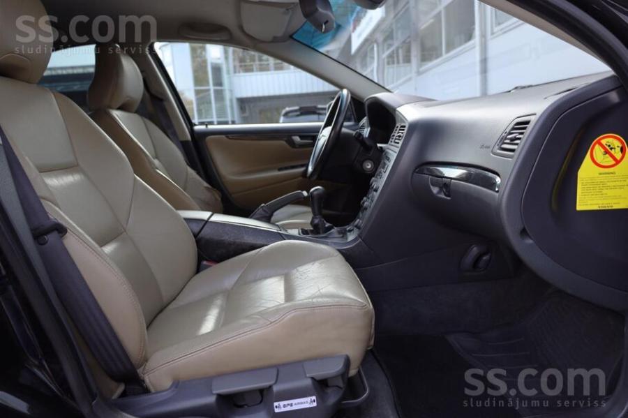 Black Volvo S60 2004 in Riga, with an engine capacity of 2.40 L and mileage of 290 thousand km for 1495 €, photo 13 on AUTOMOTO.COM.LV
