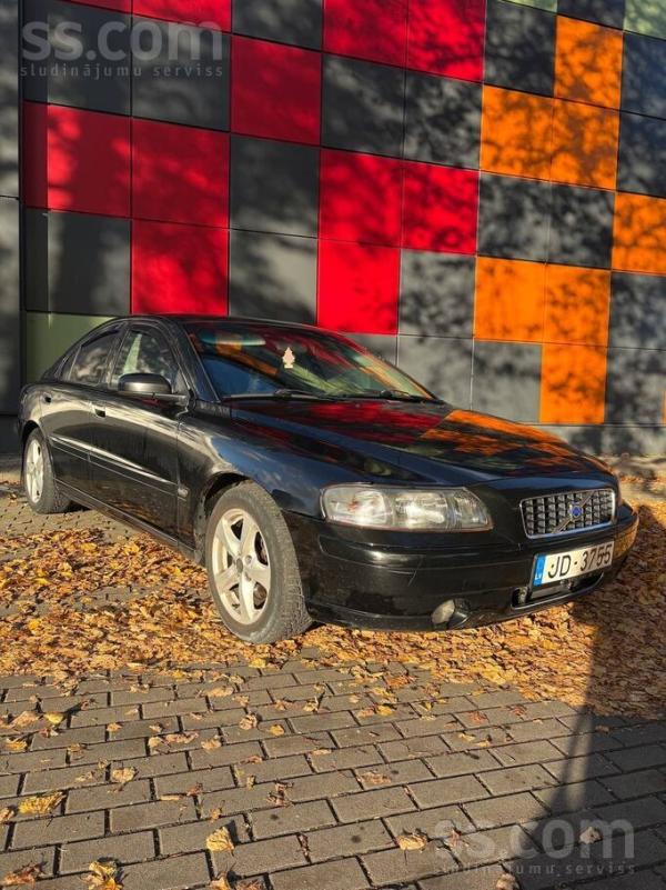 Вольво С60 2004 в Бауска на AUTOMOTO.COM.LV Черный Вольво С60 2004 в Бауска, объемом двигателя 2.40 л и пробегом 405 тыс. км за 1550 €, фото 3 на AUTOMOTO.COM.LV
