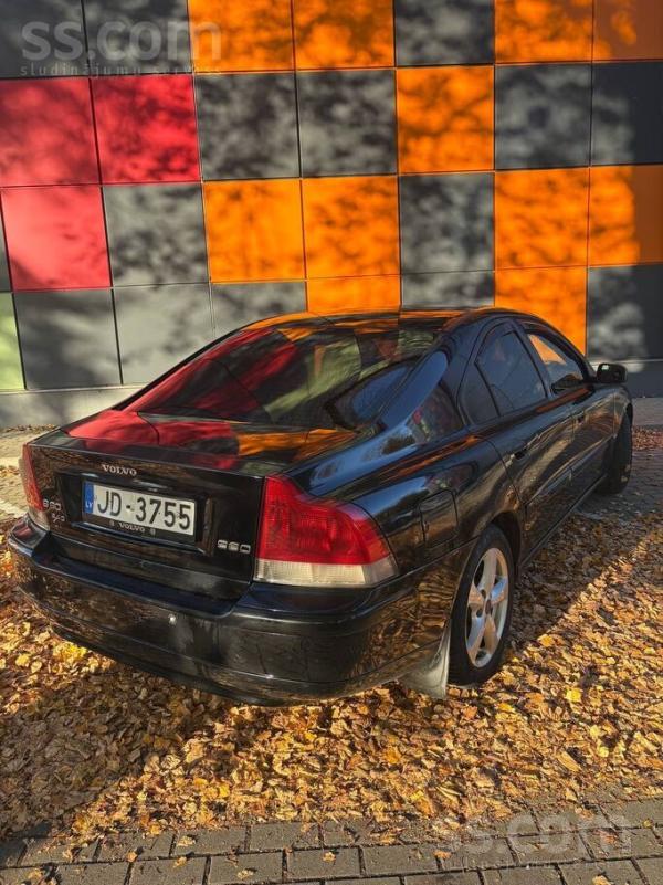 Вольво С60 2004 в Бауска на AUTOMOTO.COM.LV Черный Вольво С60 2004 в Бауска, объемом двигателя 2.40 л и пробегом 405 тыс. км за 1550 €, фото 5 на AUTOMOTO.COM.LV