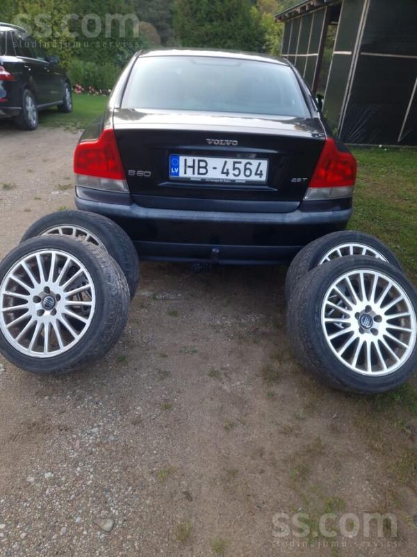 Melns Volvo S60 2004 Kuldīga, ar dzinēja tilpumu 2.50 L un nobraukumu 253 tūkst. km par 1200 €, foto 1 vietnē AUTOMOTO.COM.LV