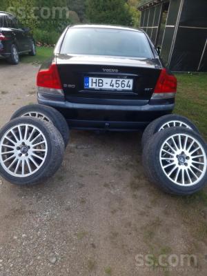 Melns Volvo S60 2004 Kuldīga, ar dzinēja tilpumu 2.50 L un nobraukumu 253 tūkst. km par 1200 €, foto 1 vietnē AUTOMOTO.COM.LV