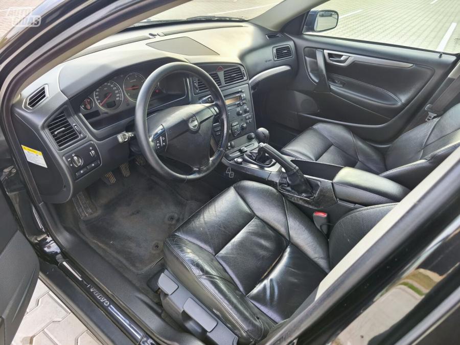 Black Volvo S60 2004 in Taurage, with an engine capacity of 2.40 L and mileage of 329 thousand km for 1650 €, photo 12 on AUTOMOTO.COM.LV