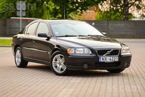 Black Volvo S60 2005 in Jelgava, with an engine capacity of 2.40 L and mileage of 0 thousand km for 2800 €, photo 3 on AUTOMOTO.COM.LV