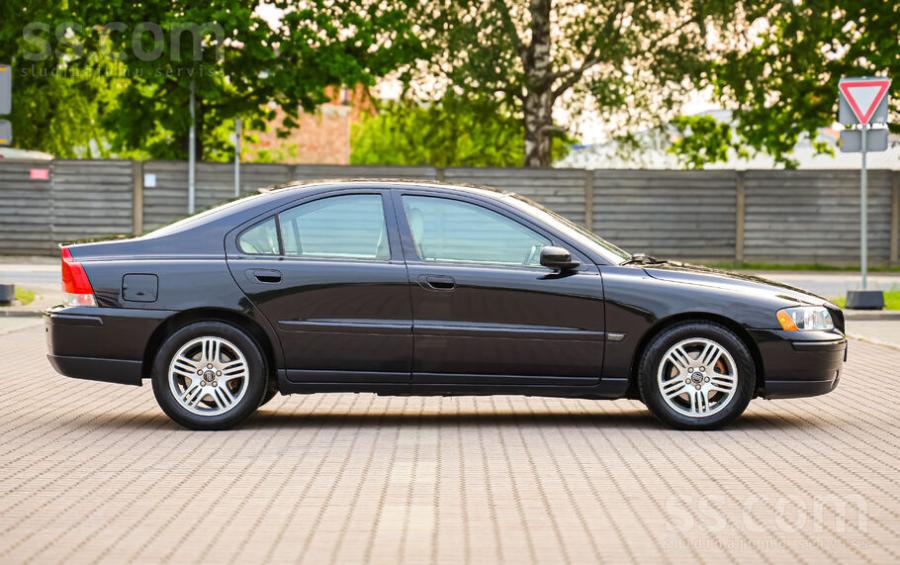 Black Volvo S60 2005 in Jelgava, with an engine capacity of 2.40 L and mileage of 0 thousand km for 2800 €, photo 4 on AUTOMOTO.COM.LV