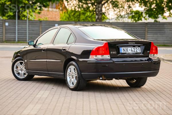 Melns Volvo S60 2005 Jelgava, ar dzinēja tilpumu 2.40 L un nobraukumu 0 tūkst. km par 2800 €, foto 7 vietnē AUTOMOTO.COM.LV
