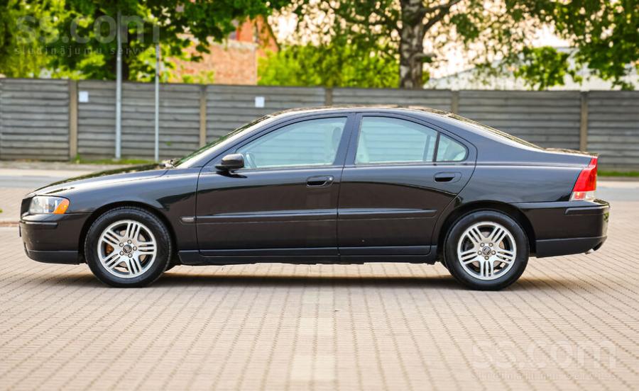 Black Volvo S60 2005 in Jelgava, with an engine capacity of 2.40 L and mileage of 0 thousand km for 2800 €, photo 8 on AUTOMOTO.COM.LV