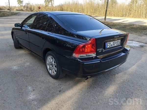 Melns Volvo S60 2005 Jēkabpils, ar dzinēja tilpumu 2.40 L un nobraukumu 278 tūkst. km par 2500 €, foto 2 vietnē AUTOMOTO.COM.LV