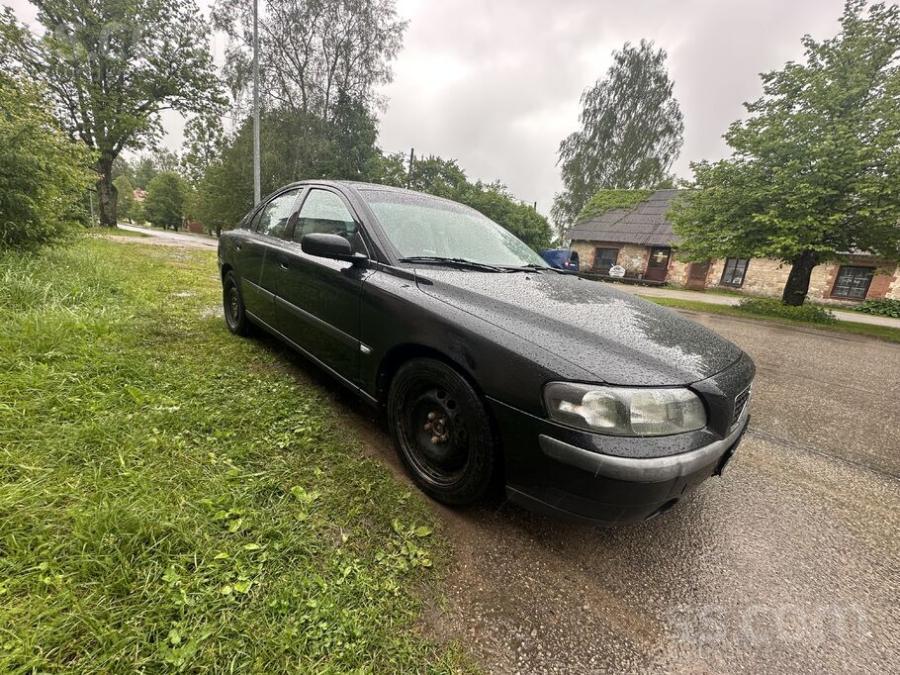Black Volvo S60 2005 in Cesis, with an engine capacity of 2.40 L and mileage of 416 thousand km for 5300 €, photo 1 on AUTOMOTO.COM.LV