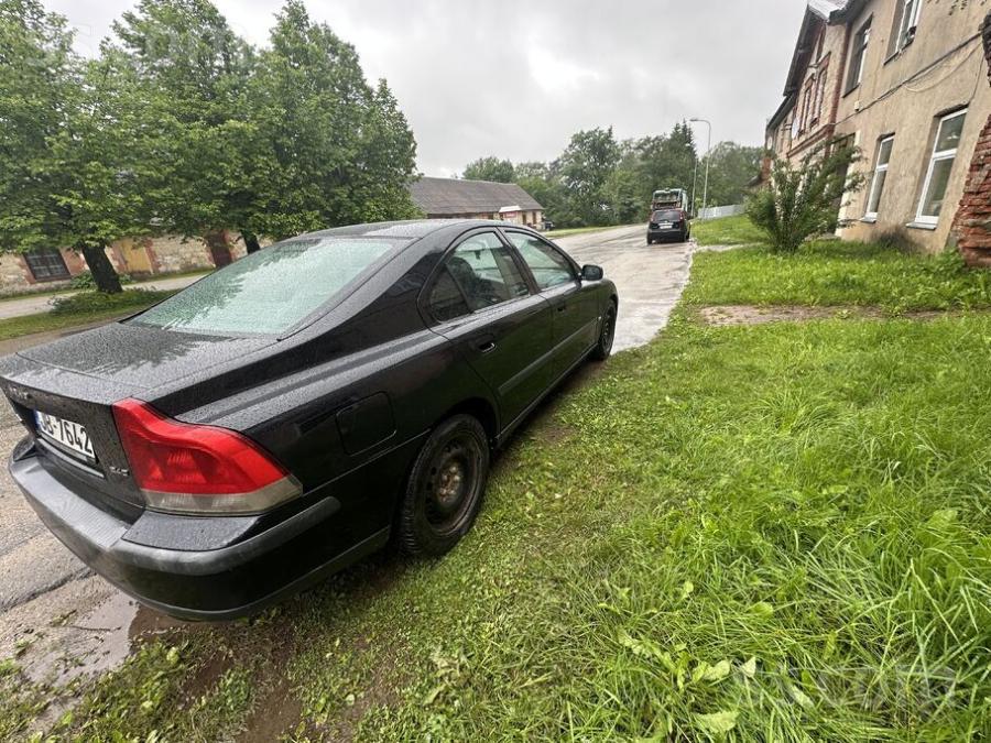Black Volvo S60 2005 in Cesis, with an engine capacity of 2.40 L and mileage of 416 thousand km for 5300 €, photo 6 on AUTOMOTO.COM.LV