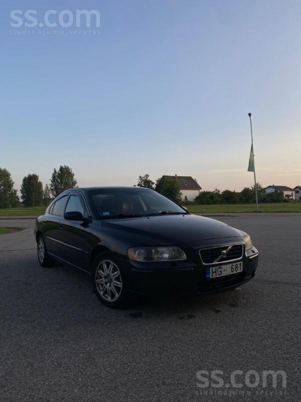 Black Volvo S60 2005 in Riga, with an engine capacity of 2.40 L and mileage of 457 thousand km for 1200 €, photo 2 on AUTOMOTO.COM.LV