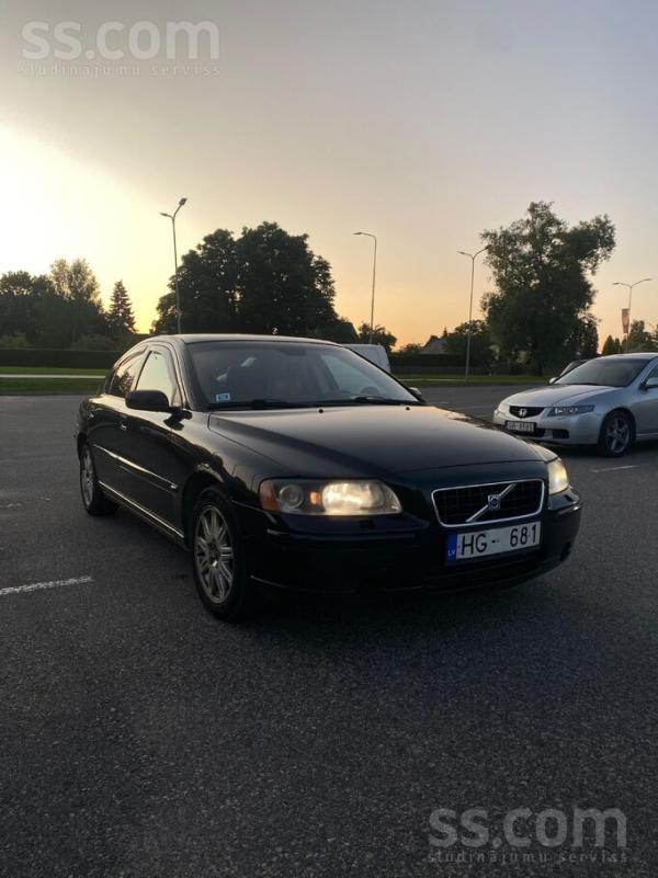 Black Volvo S60 2005 in Riga, with an engine capacity of 2.40 L and mileage of 457 thousand km for 1200 €, photo 7 on AUTOMOTO.COM.LV