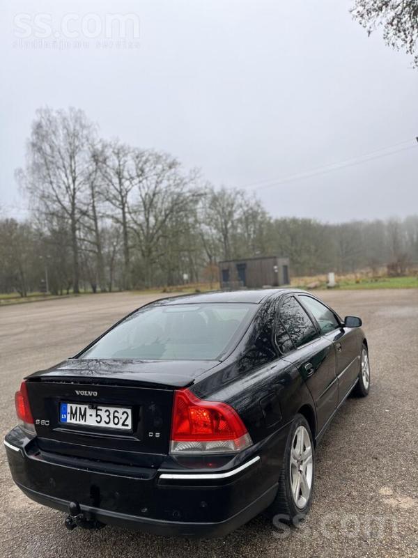 Black Volvo S60 2005 in Aizkraukle, with an engine capacity of 2.40 L and mileage of 341 thousand km for 1700 €, photo 3 on AUTOMOTO.COM.LV