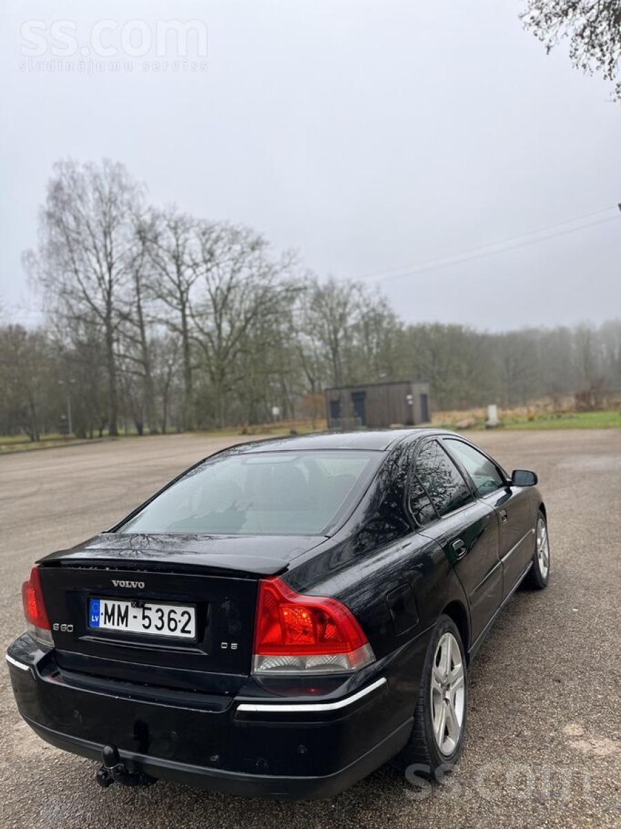 Melns Volvo S60 2005 Aizkraukle, ar dzinēja tilpumu 2.40 L un nobraukumu 341 tūkst. km par 1700 €, foto 3 vietnē AUTOMOTO.COM.LV