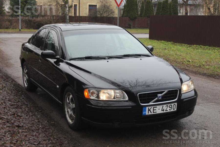 Black Volvo S60 2005 in Riga, with an engine capacity of 2.40 L and mileage of 317 thousand km for 1750 €, photo 2 on AUTOMOTO.COM.LV