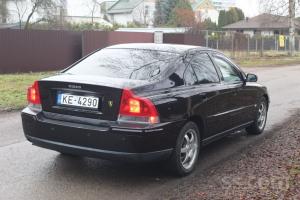 Black Volvo S60 2005 in Riga, with an engine capacity of 2.40 L and mileage of 317 thousand km for 1750 €, photo 4 on AUTOMOTO.COM.LV
