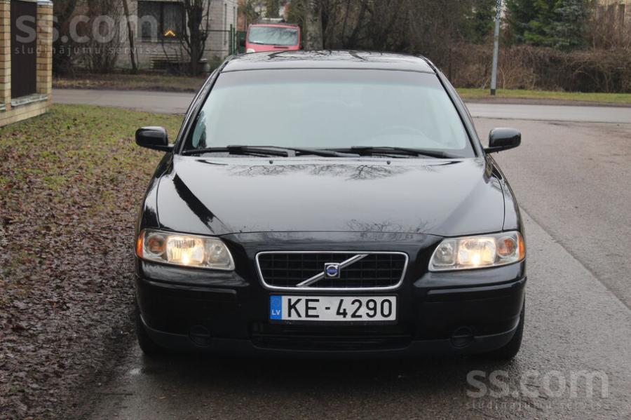 Black Volvo S60 2005 in Riga, with an engine capacity of 2.40 L and mileage of 317 thousand km for 1750 €, photo 5 on AUTOMOTO.COM.LV