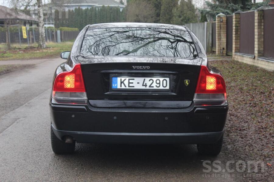 Black Volvo S60 2005 in Riga, with an engine capacity of 2.40 L and mileage of 317 thousand km for 1750 €, photo 6 on AUTOMOTO.COM.LV