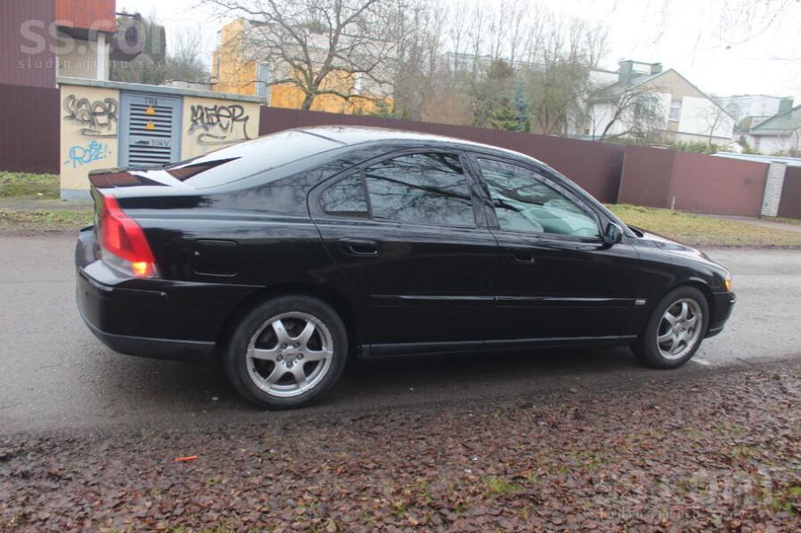 Black Volvo S60 2005 in Riga, with an engine capacity of 2.40 L and mileage of 317 thousand km for 1750 €, photo 8 on AUTOMOTO.COM.LV