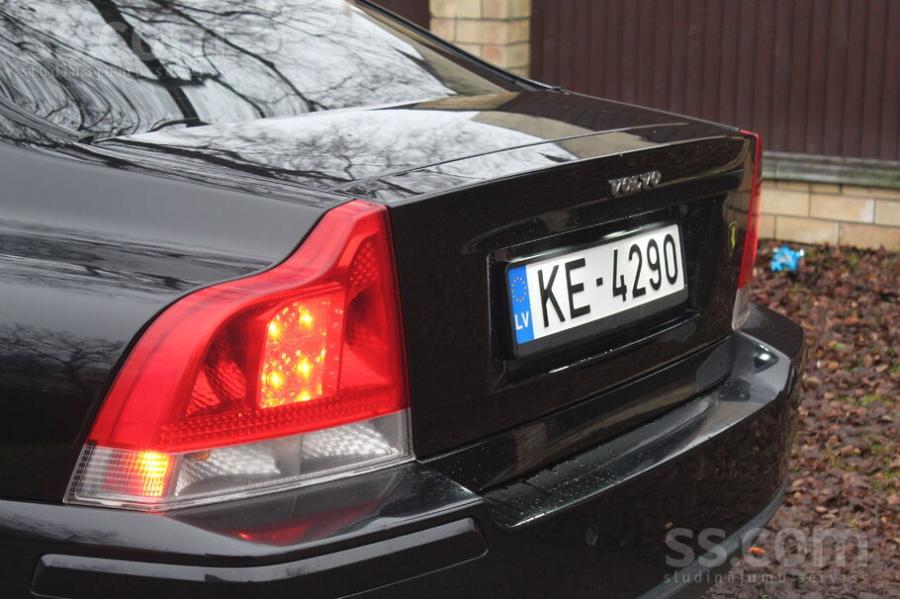 Black Volvo S60 2005 in Riga, with an engine capacity of 2.40 L and mileage of 317 thousand km for 1750 €, photo 11 on AUTOMOTO.COM.LV