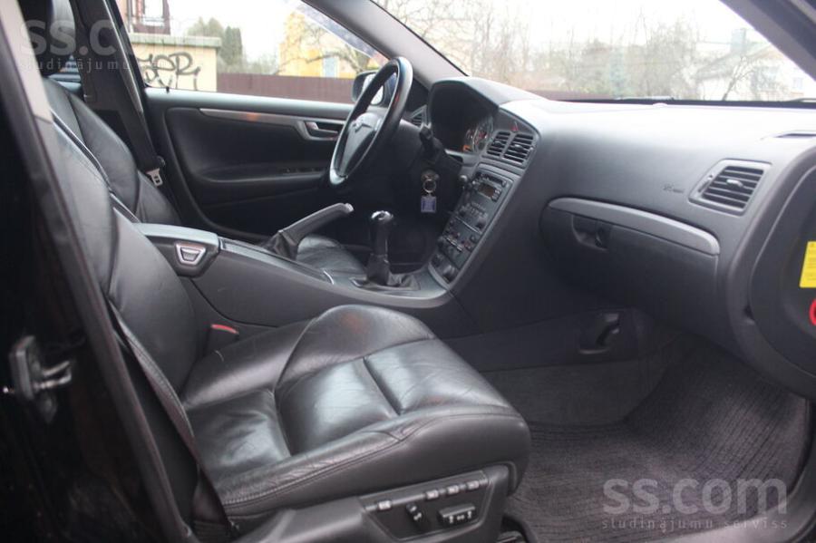 Black Volvo S60 2005 in Riga, with an engine capacity of 2.40 L and mileage of 317 thousand km for 1750 €, photo 14 on AUTOMOTO.COM.LV